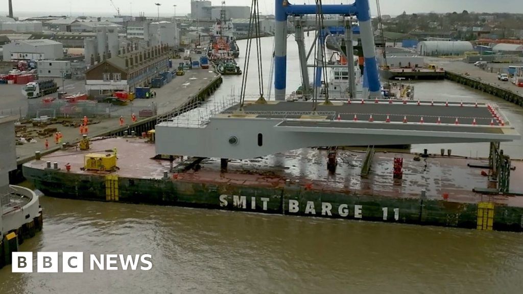 Floating crane lifts Great Yarmouth's new bridge into place - BBC News