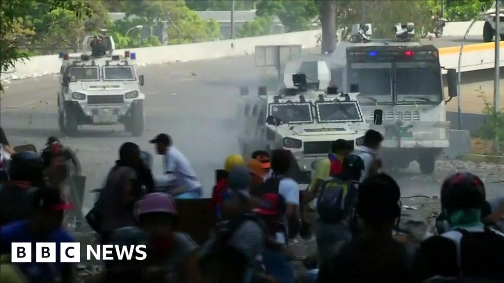 Venezuela crisis: Protesters clash with security forces - BBC News