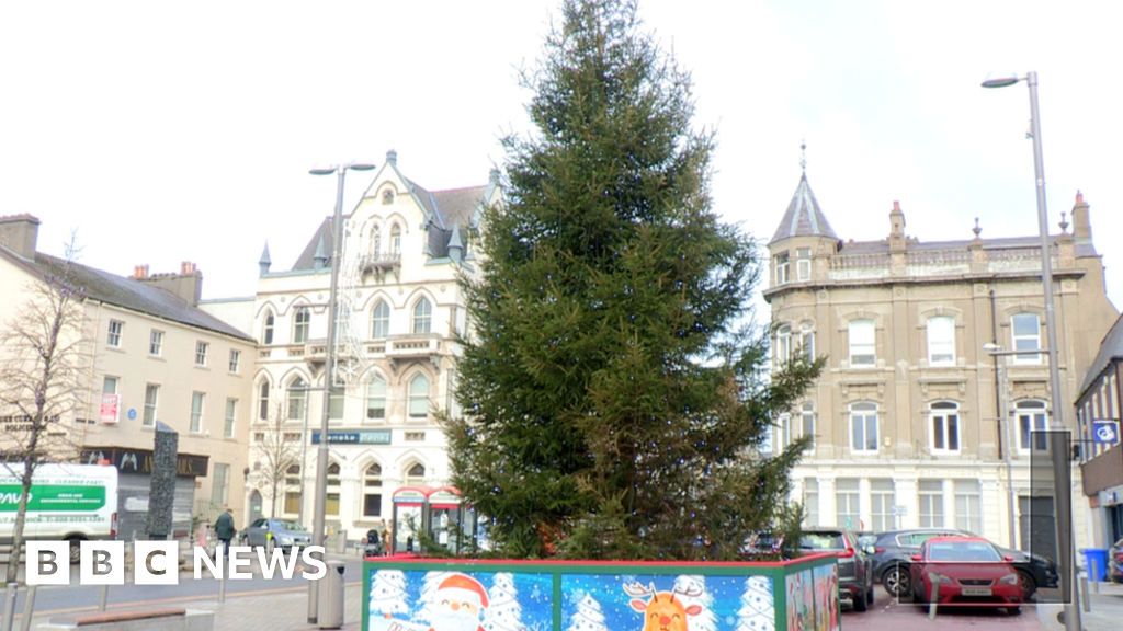 Christmas cross-border trade stays healthy in Newry - BBC News