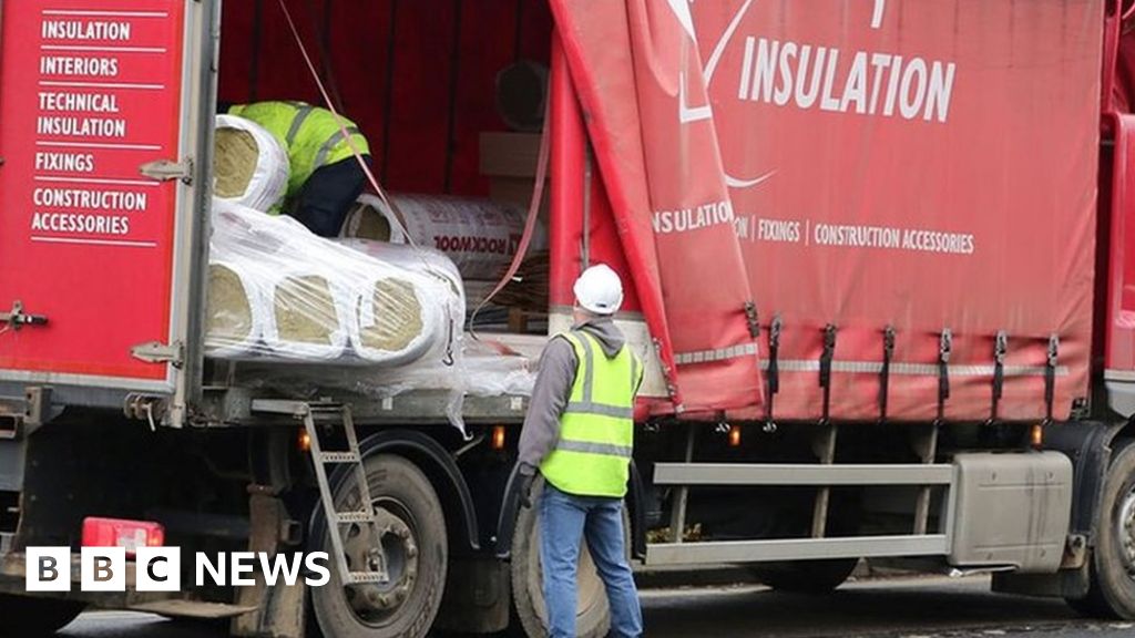 Covid: Work starts on surge hub at Stevenage Lister Hospital - BBC News