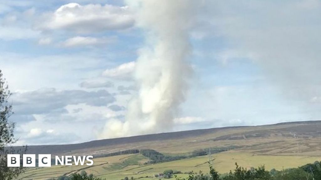 Crews tackle Saddleworth Moor fire - BBC News