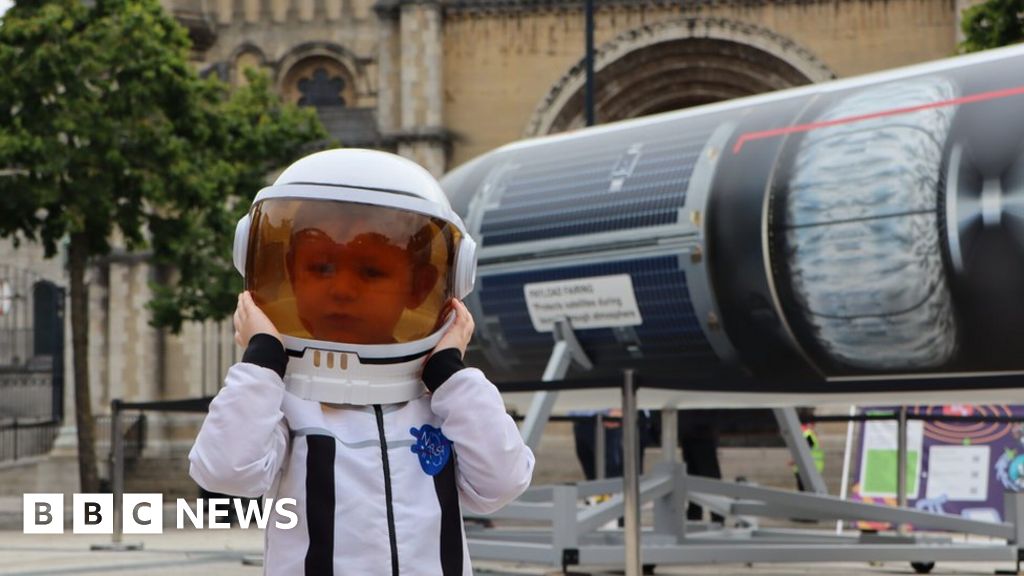 Replica rocket lands in city square to promote space industry - BBC News