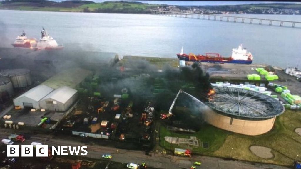Investigation launched into Dundee dock blaze - BBC News