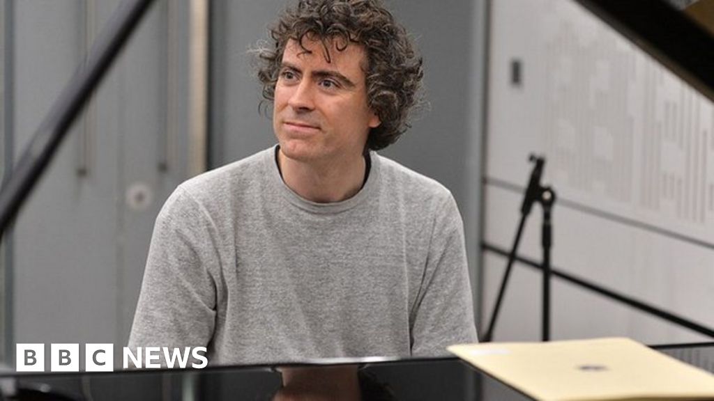 Top Liverpool pianist Paul Lewis hurt in seagull swoop - BBC News