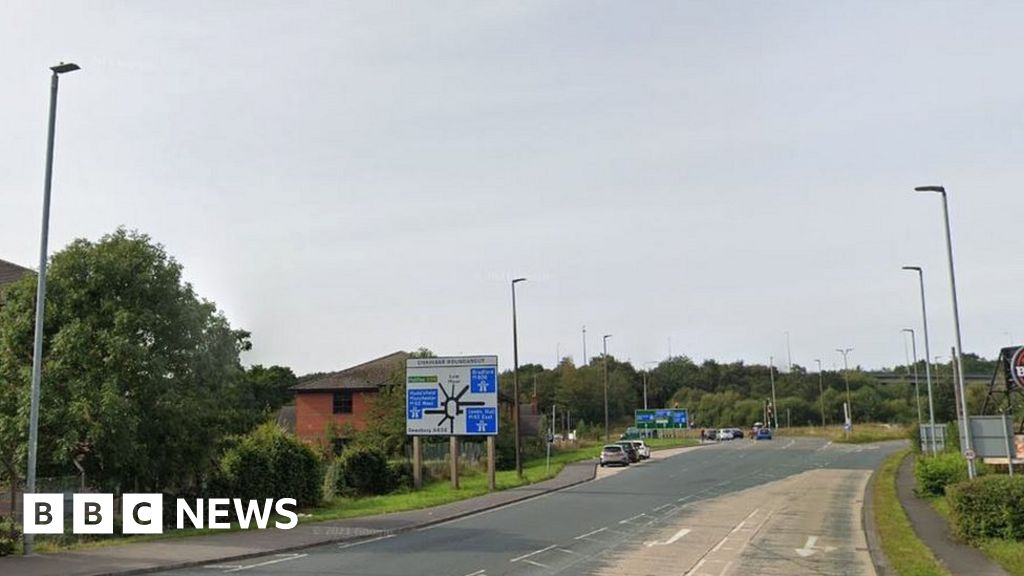 Cleckheaton fatal crash: One man dead and four arrested - BBC News