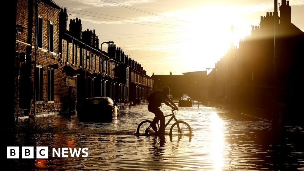 Last winter's flooding 'most extreme on record' in UK - BBC News