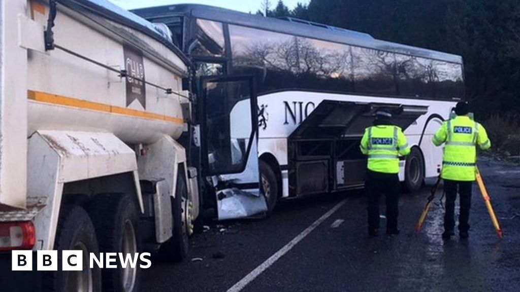 Driver dies after school bus crash in Aberdeenshire - BBC News