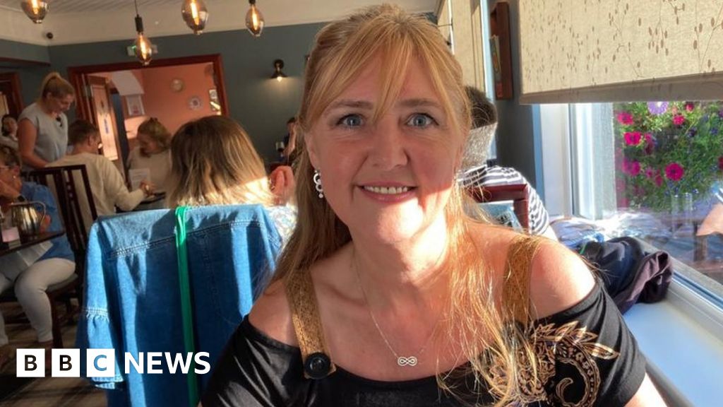 Blackpool woman with rare lung disease warns of mould risk - BBC News