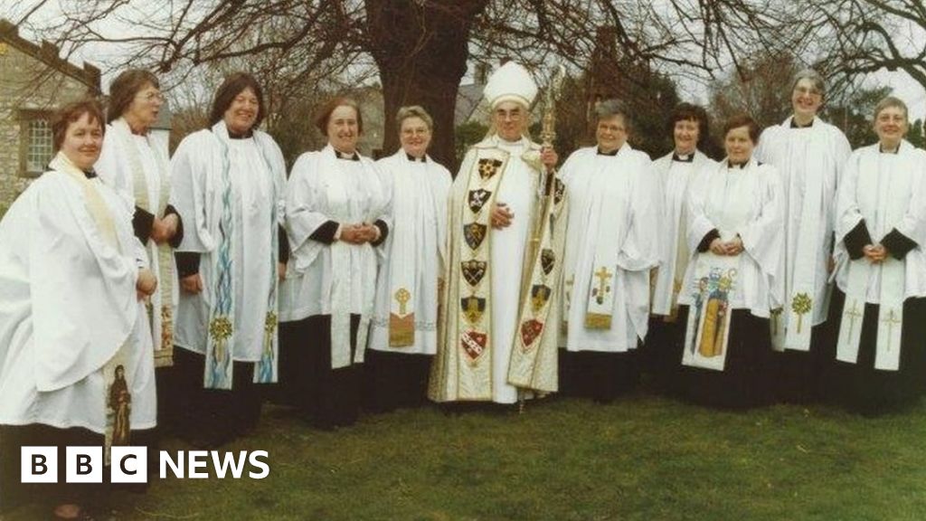 Church in Wales marks 20 years of women priests - BBC News