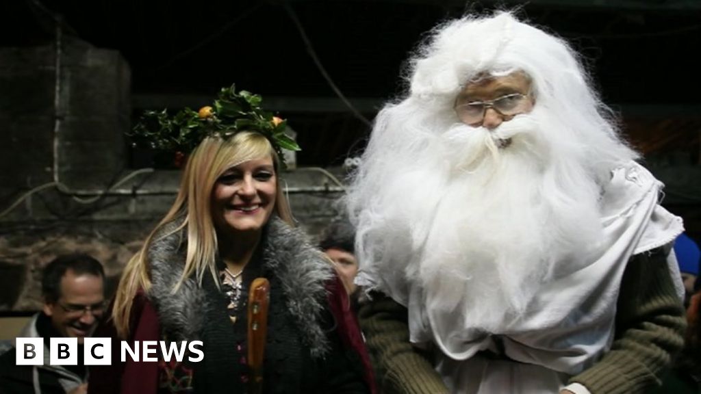 Wassail Tales: The tradition of the apple tree - BBC News