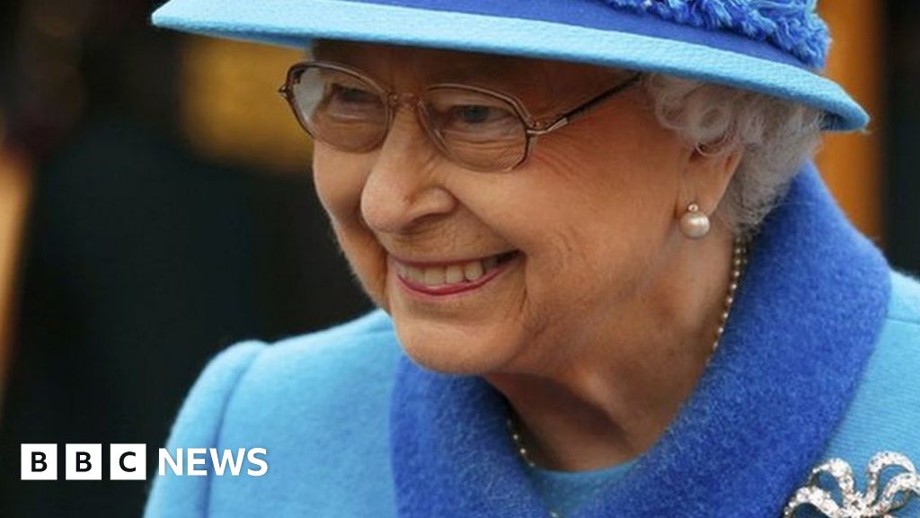 How do you present shop for the Queen? - BBC News