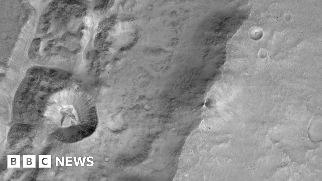 Mars probe returns first pictures - BBC News