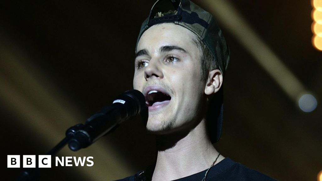 Justin Bieber back at chart top spot for 2016 - BBC News