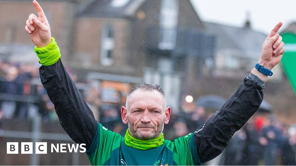 Charity runner Gary McKee completes a marathon a day for a year - BBC News