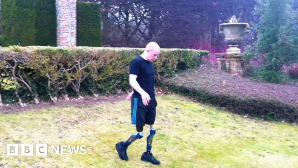 First Remembrance parade for veteran since injury - BBC News