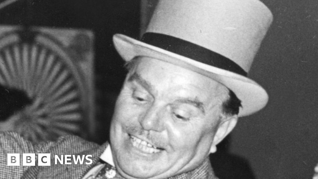Billy Butlin remembered with Bognor Regis blue plaque - BBC News