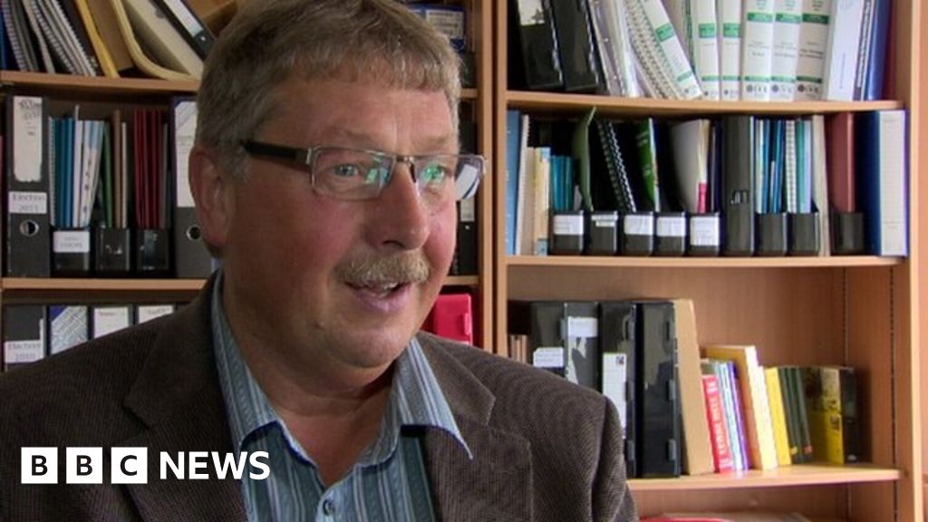 Sammy Wilson to step down as assembly member - BBC News