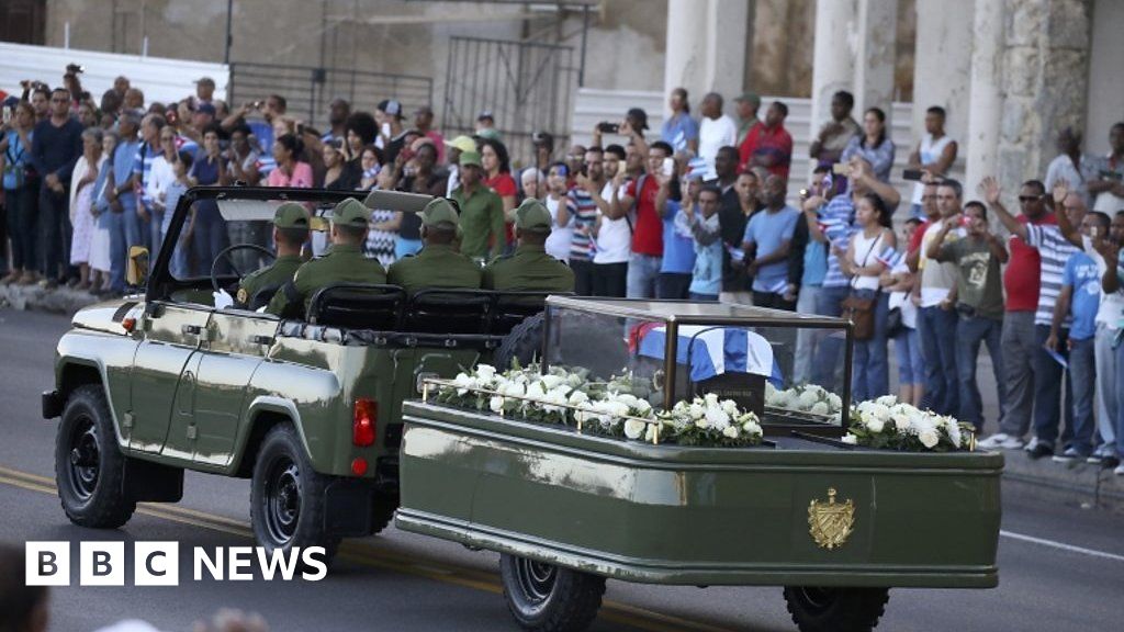 Fidel Castro death: Crowds line street for ashes procession - BBC News