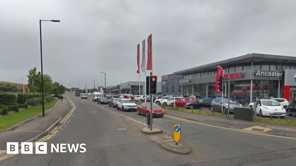 Cyclist dies in crash with lorry in Slough - BBC News