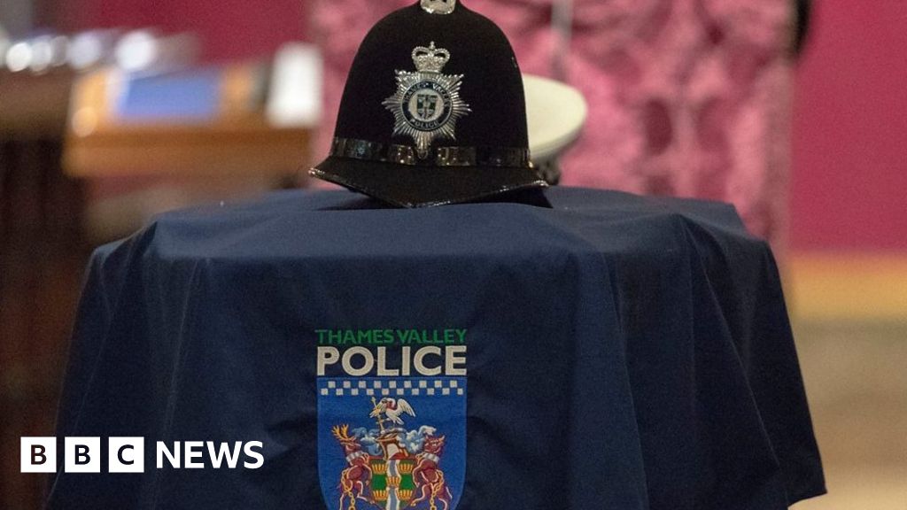 PC Andrew Harper: Hundreds attend funeral - BBC News