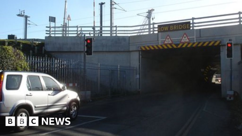 Reading sewer repair Cow Lane traffic warning - BBC News