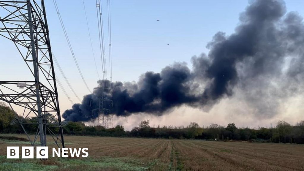 Mountsorrel: Crews tackle large building fire at quarry