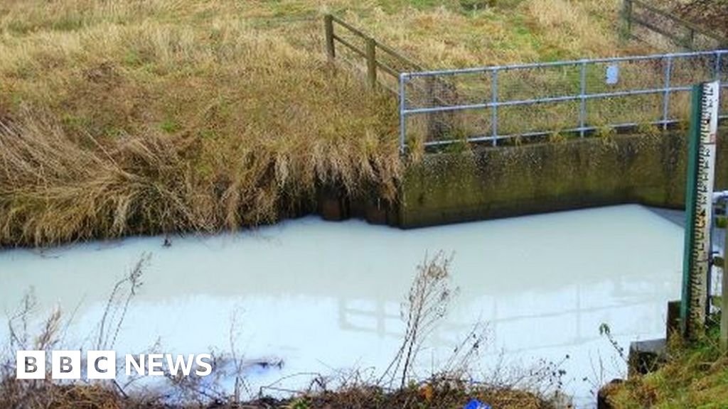 Paint in watercourses after M606 motorway crash - BBC News