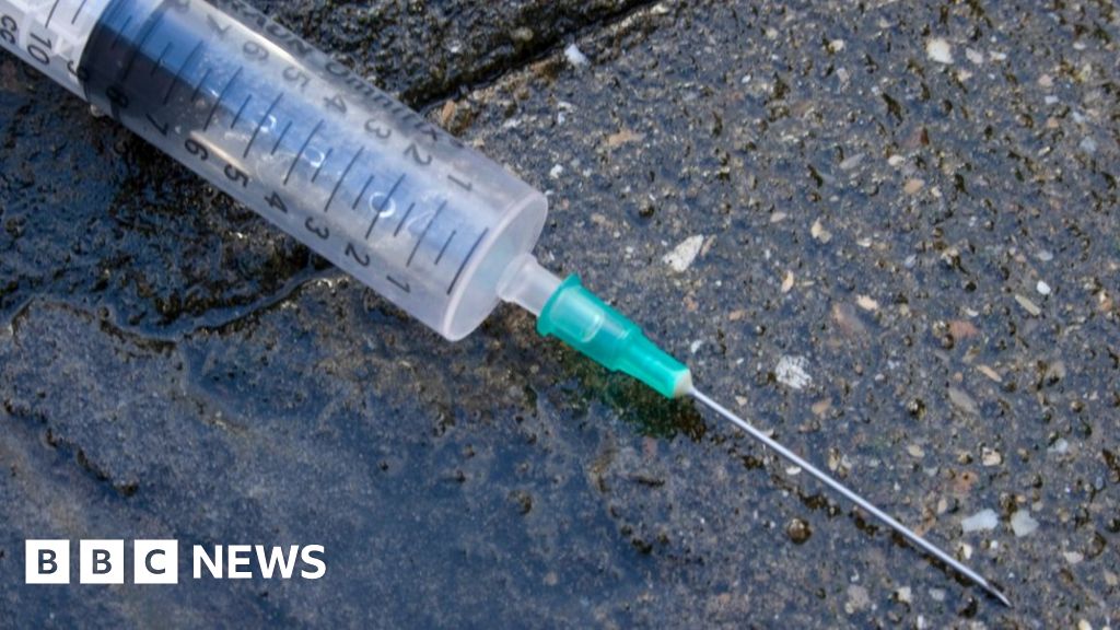 Sydney high school students hurt in syringe 'prank' - BBC News