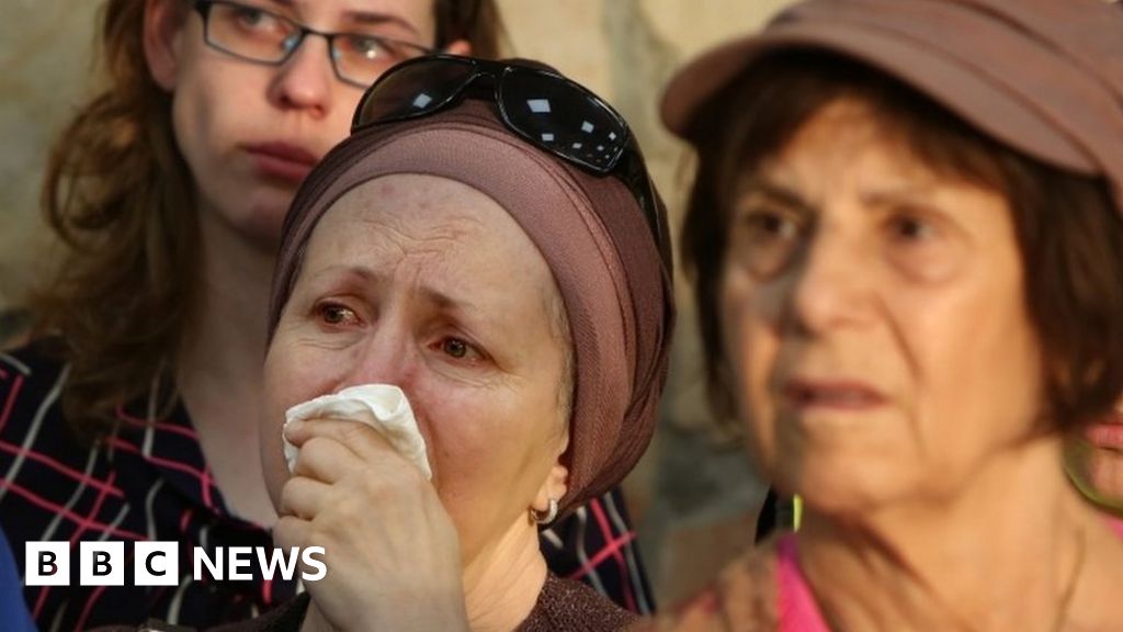 Jerusalem knife attacks: Fear and loathing in holy city - BBC News