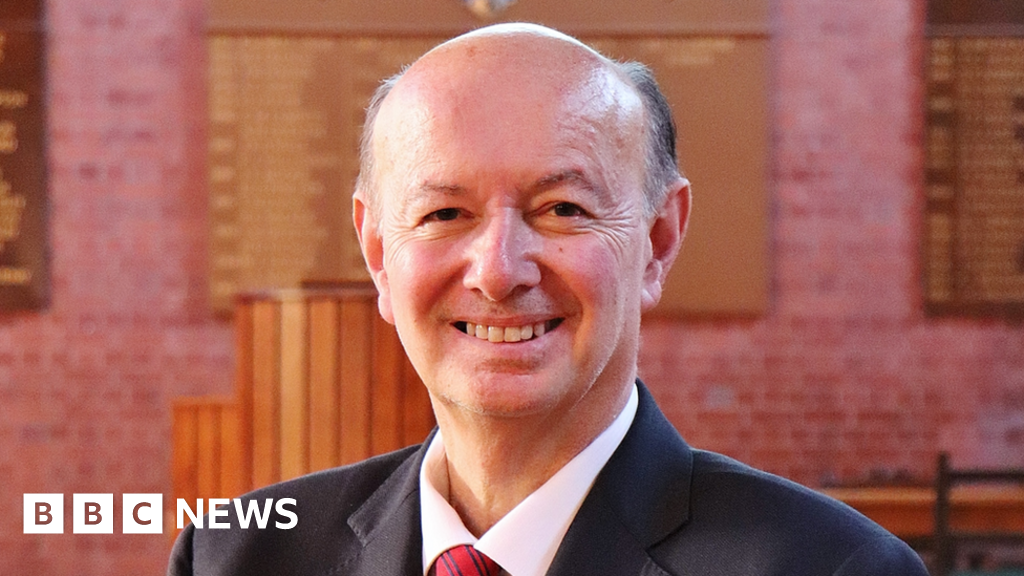 Tributes paid after death of long-serving Shropshire head - BBC News