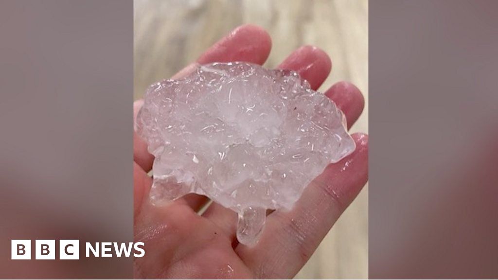 Hail, tornadoes and snow as extreme weather hits US - BBC News