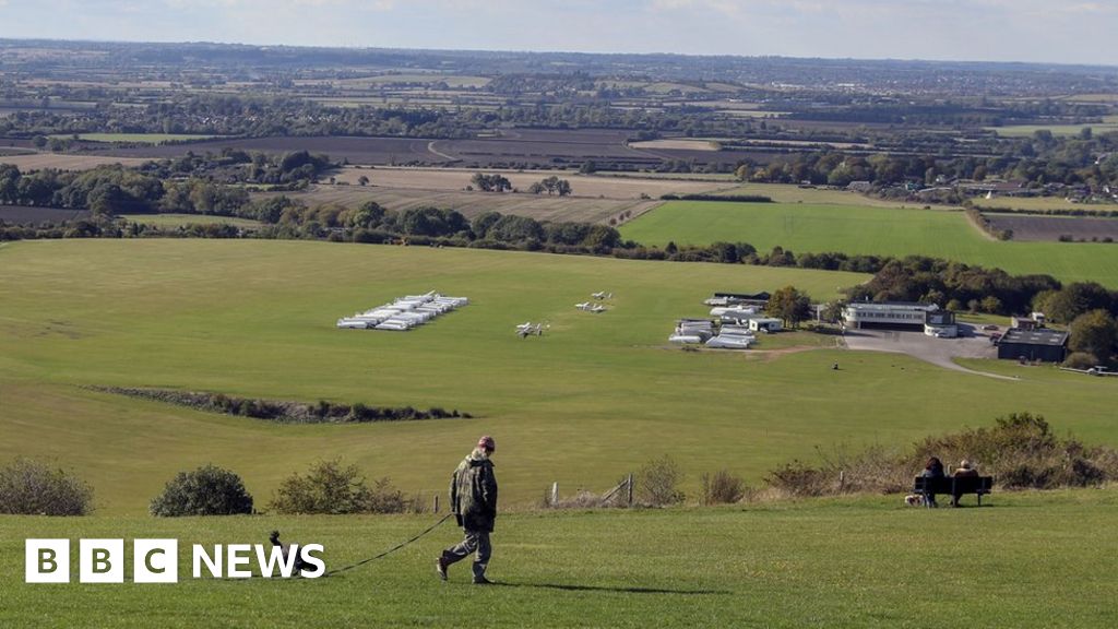 Dunstable Downs: Glider pilot dies in crash during take-off - BBC News