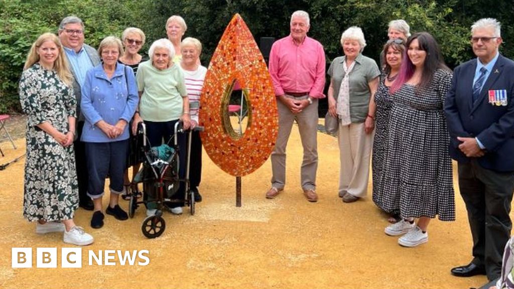 Memorial to Worcester wartime bombing victims unveiled - BBC News