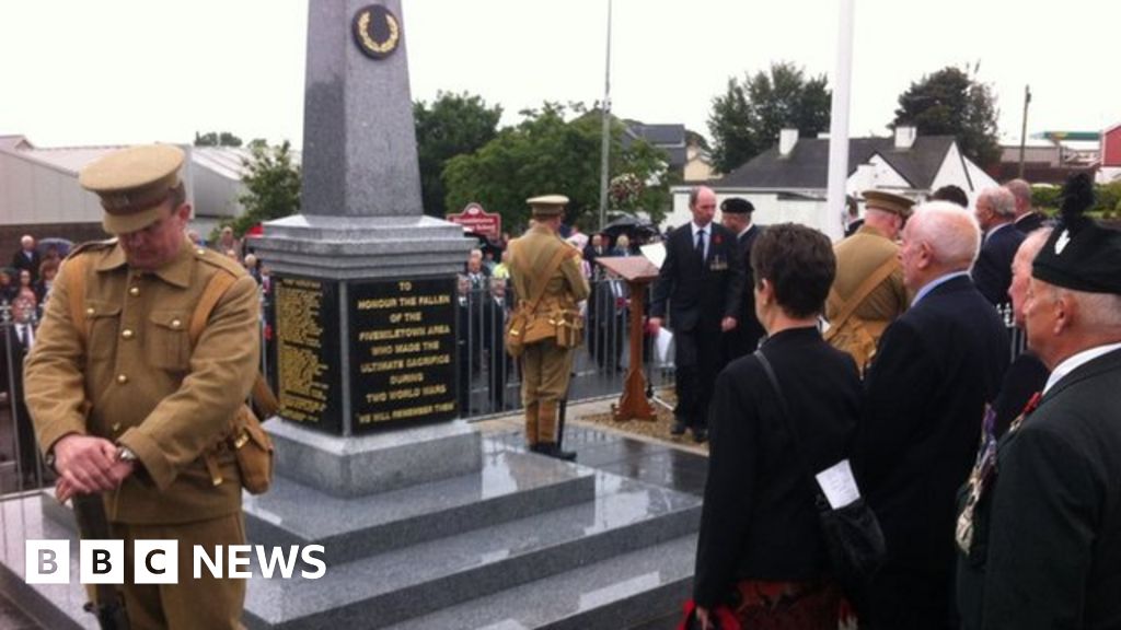 Memorial commemorates 72 soldiers who died in world wars - BBC News