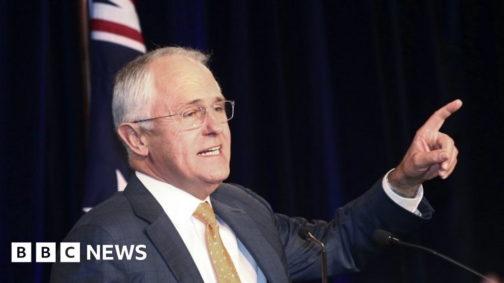 Australia leaders in talks as hung parliament looms - BBC News