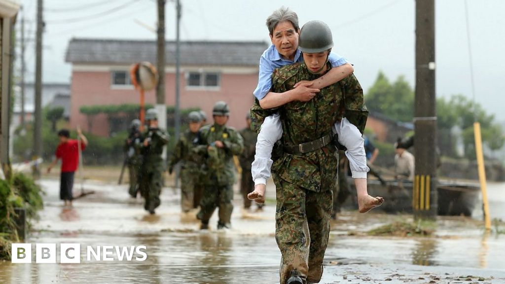 Hundreds of thousands leave homes after Japan floods - BBC News