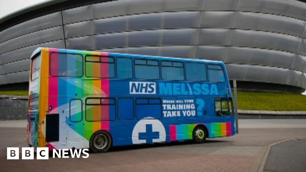 Middlesbrough bus offers easy route to vaccinations - BBC News
