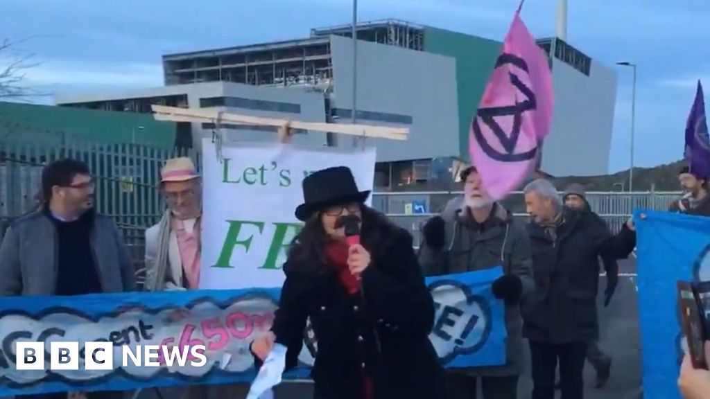 Gloucester waste incinerator protesters block road - BBC News