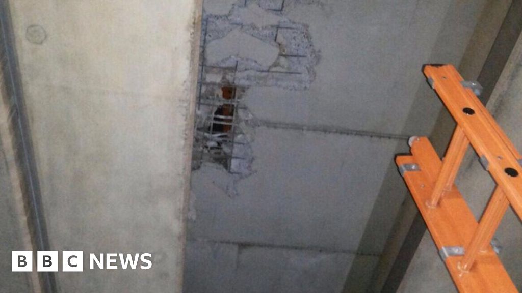 Masonry found on Tube train roof after tunnel roof damaged - BBC News
