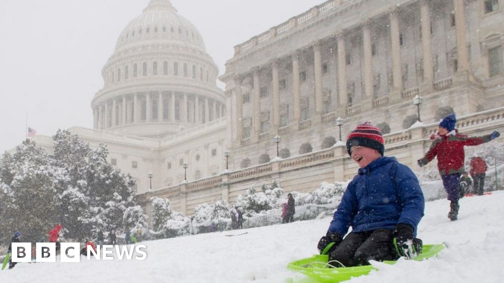 Spring snow storm blankets eastern US - BBC News