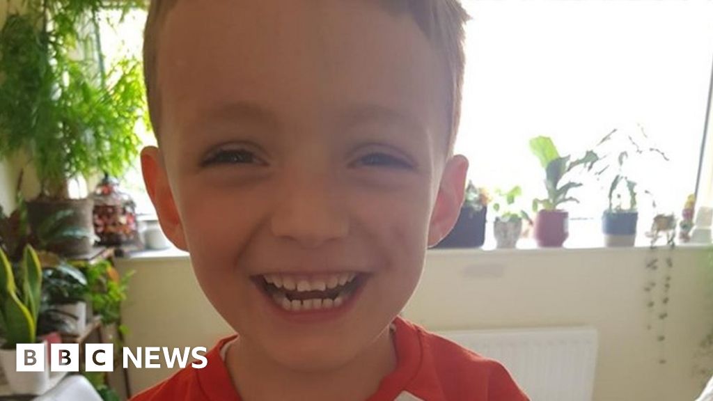 Boy, 4, hit by car in Skelton dies - BBC News