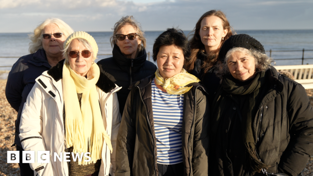 Migrants: How the community in Dover views Channel crossings - BBC News