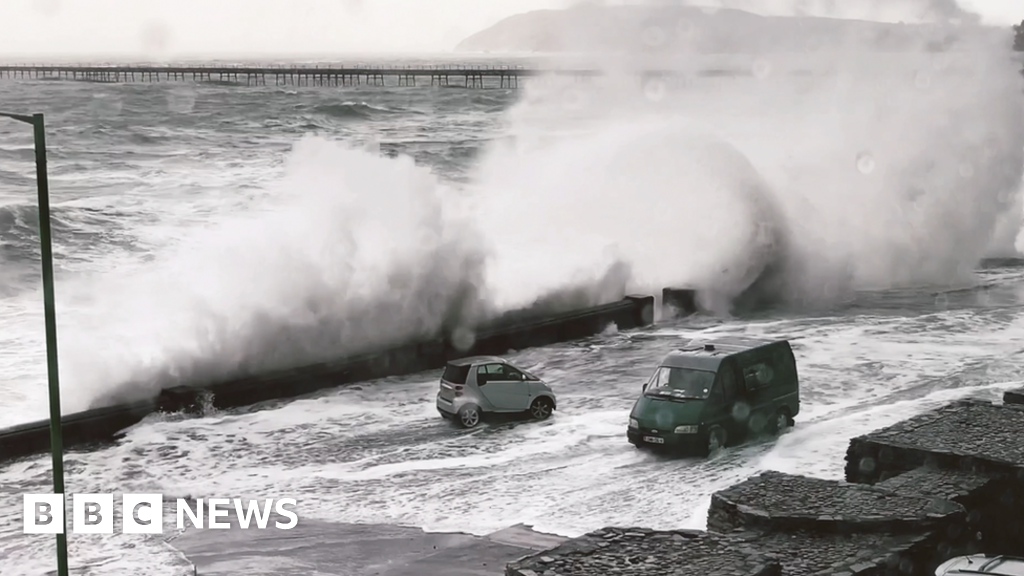 Storm Barra: Severe gales cancel Manx ferries and close roads - BBC News