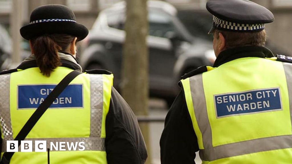 Unite wrangle over Aberdeen city warden hats - BBC News