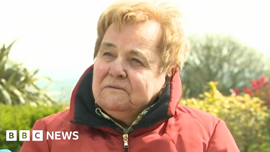 Ann Ferris: First female Irish Grand National winner dies - BBC News