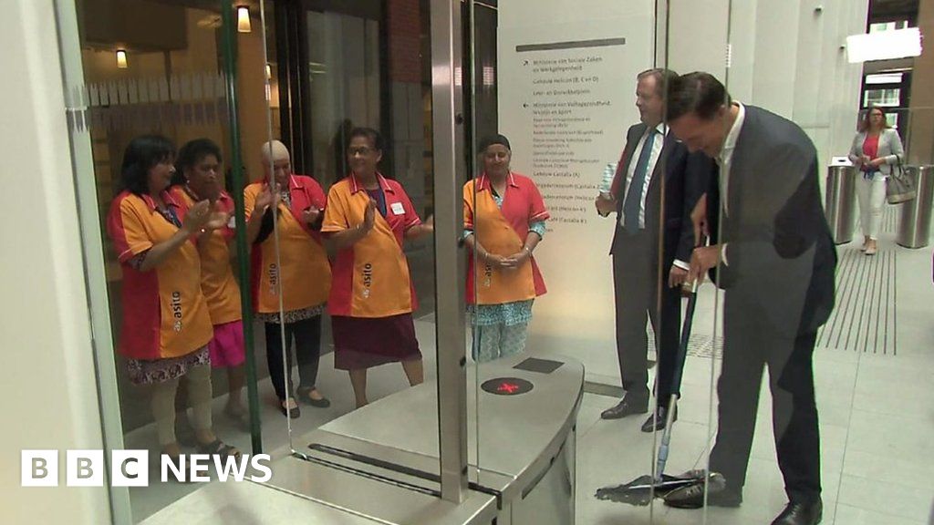 Dutch PM Mark Rutte cleans up parliament coffee spill - BBC News