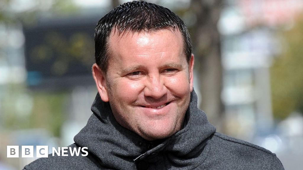 Darren Moore 'revenge' pub attack: Five men jailed - BBC News