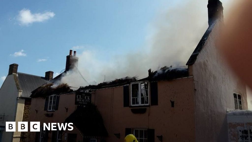 Chideock Clockhouse Inn: Fire-hit thatched pub to reopen - BBC News