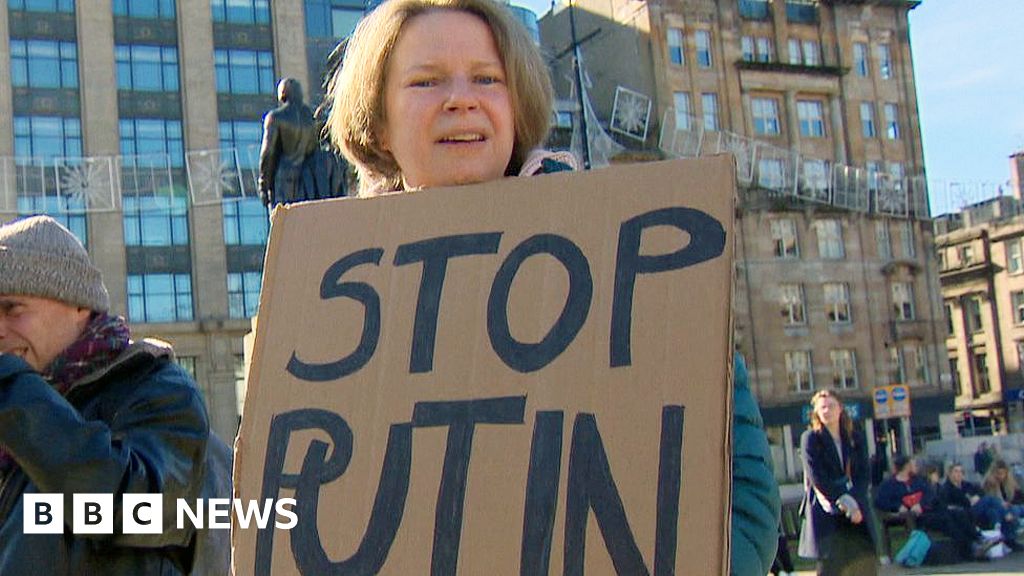 War in Ukraine: Scots protesters stand in solidarity - BBC News