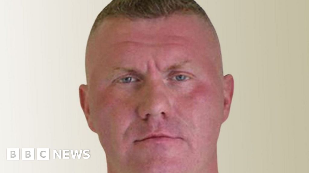 Former police chief: 'Raoul Moat isn’t a hero' - BBC News